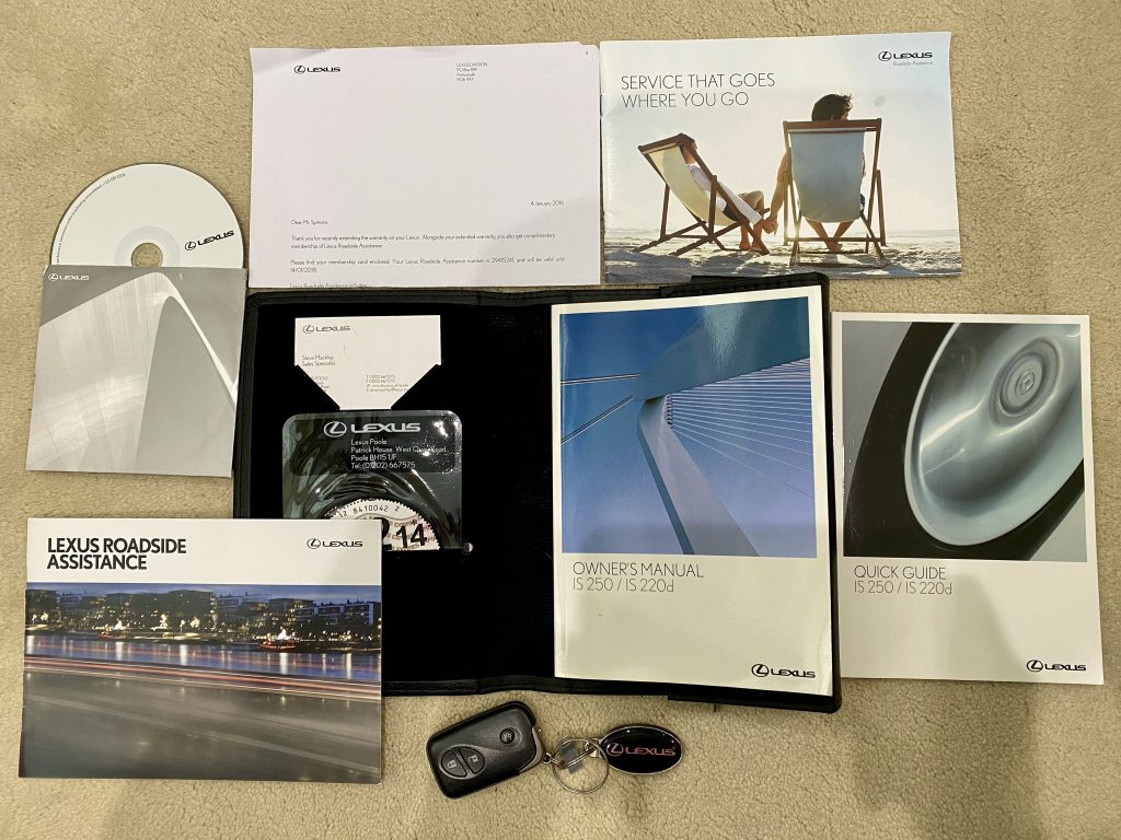 LEXUS IS250 V6 2007 – Black and White Cars